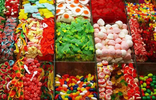 Niweidiol i ddannedd: candies gummy a losin.