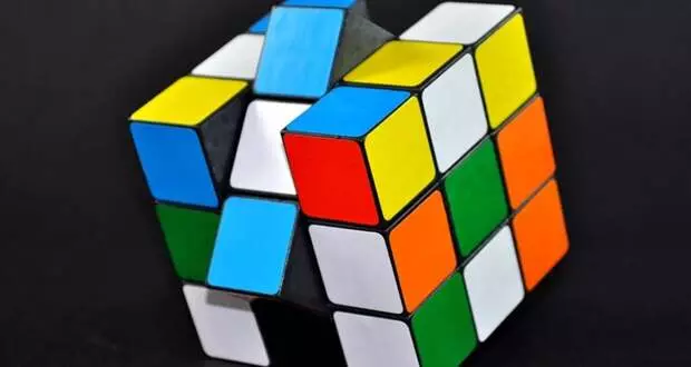 Kugadzirwa kweRubik's cube: nyaya yepuzzle huru