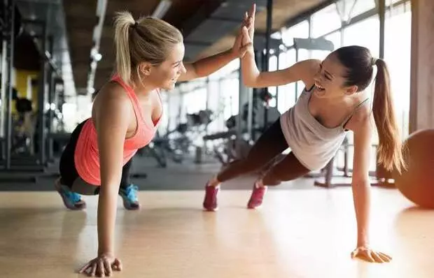 Comment rester en forme à tout âge : deux exercices dont chaque femme a besoin