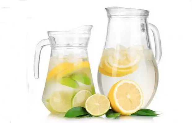 Lemon water: dej haus zoo tshaj plaws rau tshem tawm toxins.