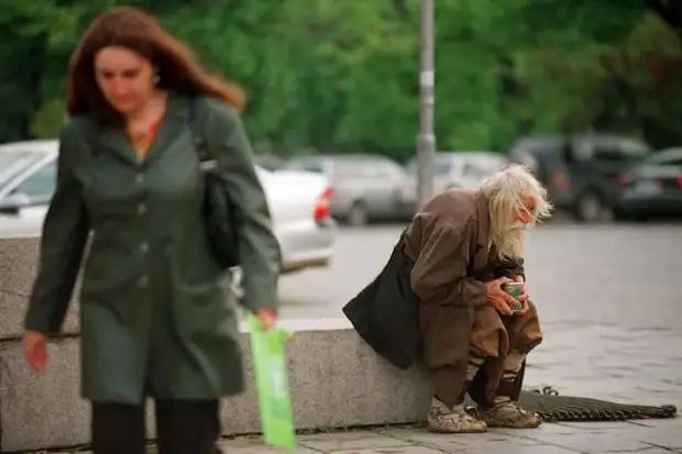 Dziadek Dobri jest dobroczyńcą żebraka