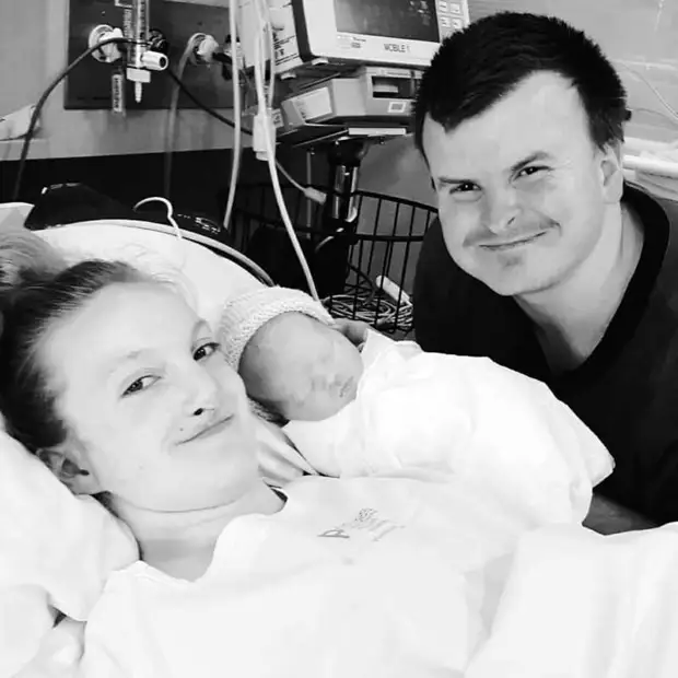 La 34a setmana d'embaràs i va néixer el seu fill Hayden, un nen completament sa, tot i que només pesava 2,5 quilograms al néixer. sense músculs, malaltia, passa, vida, interessant