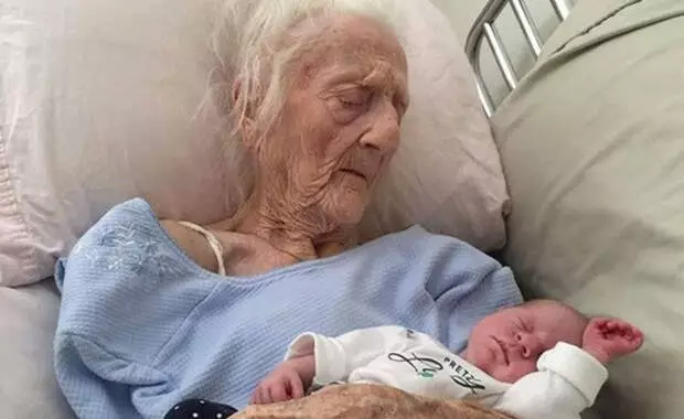 Різниця у вічність: прабабусі зі своїми правнуками, чия різниця у віці становить понад 100 років