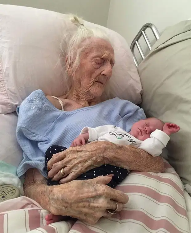 La diferencia en la eternidad: bisabuelas con sus bisnietos, cuya diferencia de edad es de más de 100 años