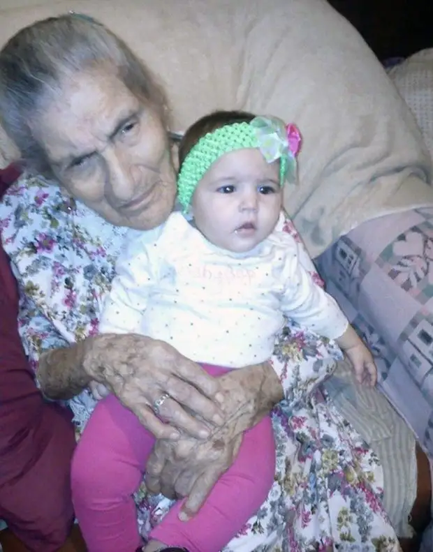 La diferencia en la eternidad: bisabuelas con sus bisnietos, cuya diferencia de edad es de más de 100 años