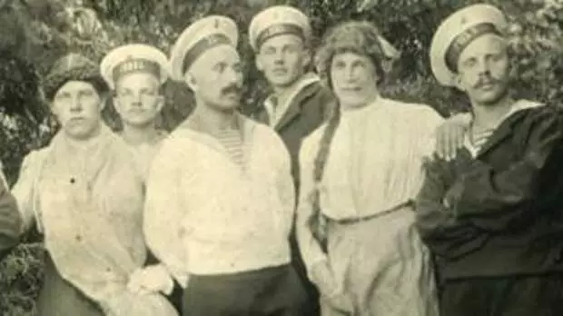 Kiel la revolucio donis al la geja popolo de Petrograd 15 jarojn da libereco