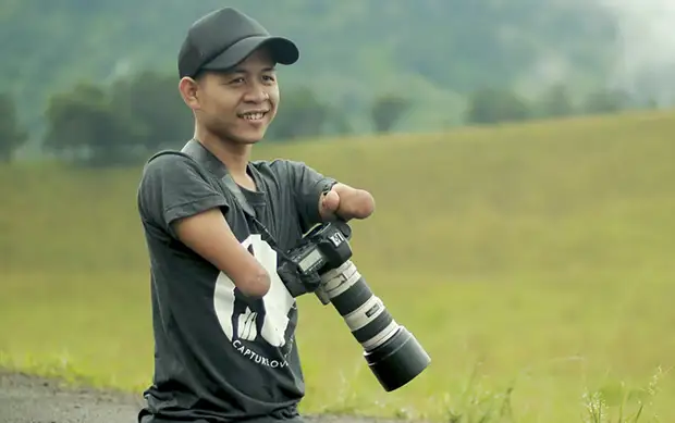 Walay mga babag kung adunay tumong: Ang photographer nga walay mga bukton ug mga bitiis nagmugna og nindot nga mga litrato sa matahum nga mga babaye