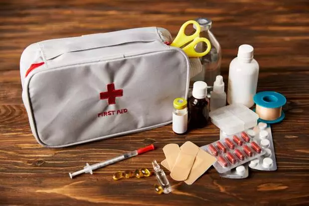 Çfarë duhet të vendosni në një çantë të ndihmës së parë për pushime: rekomandime mjekësore