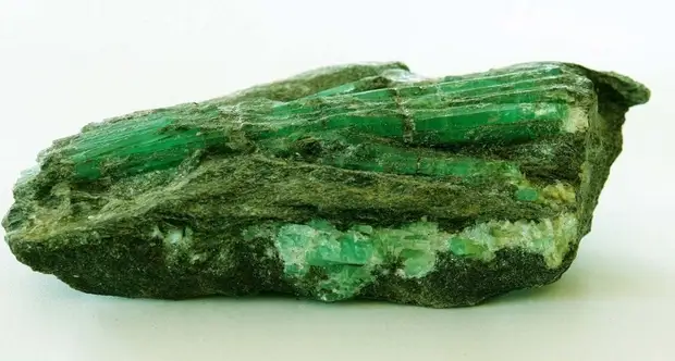 हिरव्यापेक्षा हिरवा: सर्वात प्रसिद्ध पन्ना आणि या दगडापासून बनविलेले सर्वात मौल्यवान दागिने 189685_11