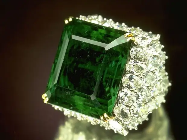 Chuck smaragdni prsten. Veličanstveni smaragd od 37,82 karata rijetke bistrine, pronađen u Kolumbiji