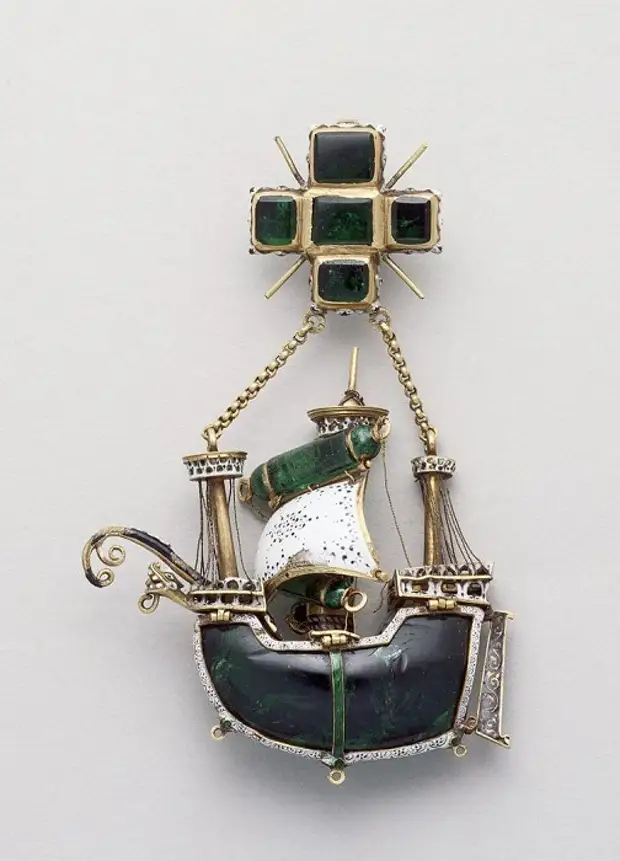Mặt dây chuyền từ Hermitage. Thế kỷ thứ XVI, Tây Ban Nha. Phần thân của caravel được chạm khắc từ một miếng ngọc lục bảo.