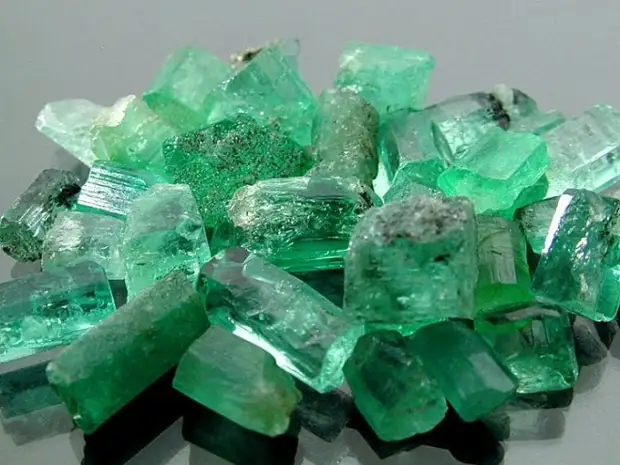 أكثر خضرة من الأخضر: الزمرد الأكثر شهرة وأثمن المجوهرات المصنوعة من هذا الحجر