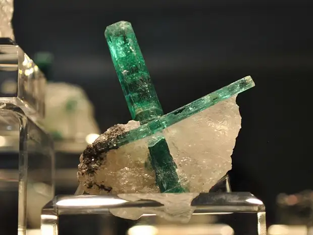 Emerald a cikin quartz