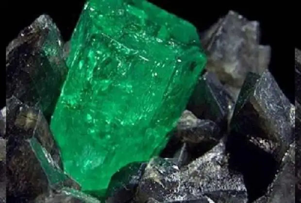 Grønnere enn grønt: de mest kjente smaragdene og de mest verdifulle smykkene laget av denne steinen