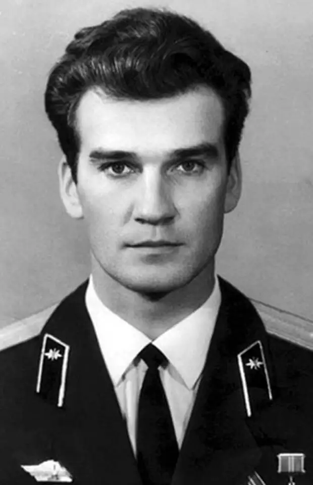 ภาพเหมือนของ Stanislav Petrov ในวัยหนุ่มของเขา รูปภาพ: 9gag.com