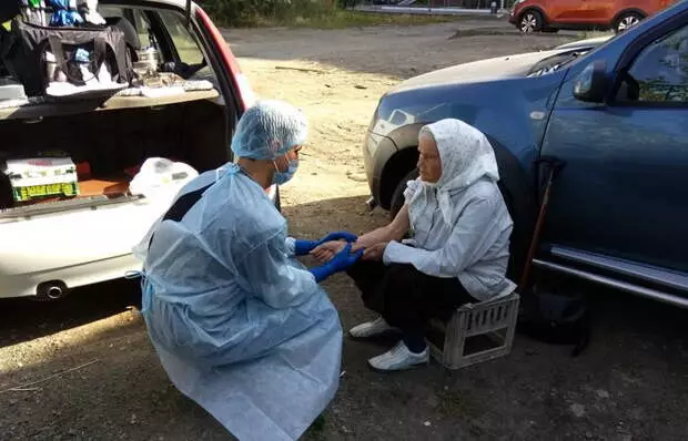 Лікувати безкоштовно: Щотижня лікар із Челябінська допомагає бездомним