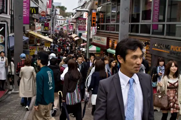 Njeriu i makinës: jeta tragjikomike e një planktoni zyre japoneze