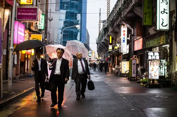 Strojový človek: tragikomický život japonského kancelárskeho planktónu