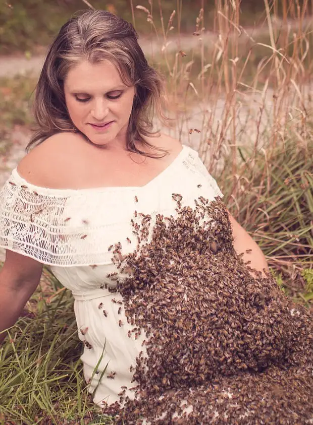 Hamile bir kız 20 bin arıyla fotoğraf çektirdi