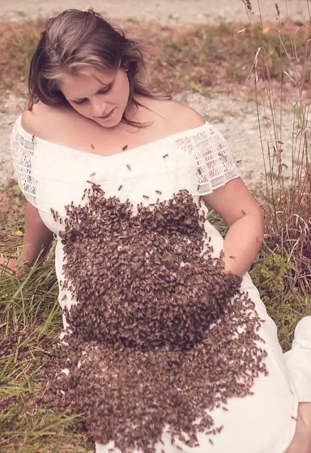 Nėščia mergina surengė fotosesiją su 20 tūkstančių bičių