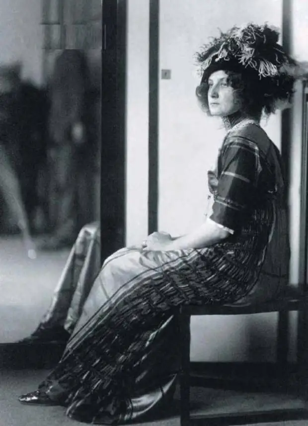 Emilia Flöge în salon, 1910. / Foto: www.ifotki.info