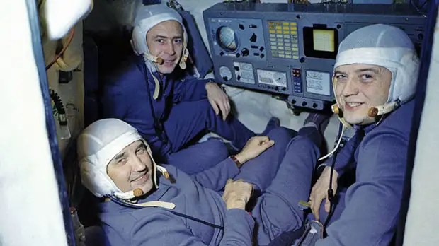 Awak pesawat ruang angkasa Soyuz-11 ing kapal simulator.