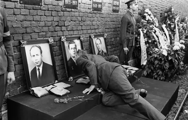 Ni awọn ibojì ti Soviet cosmonauts lori Red Square.