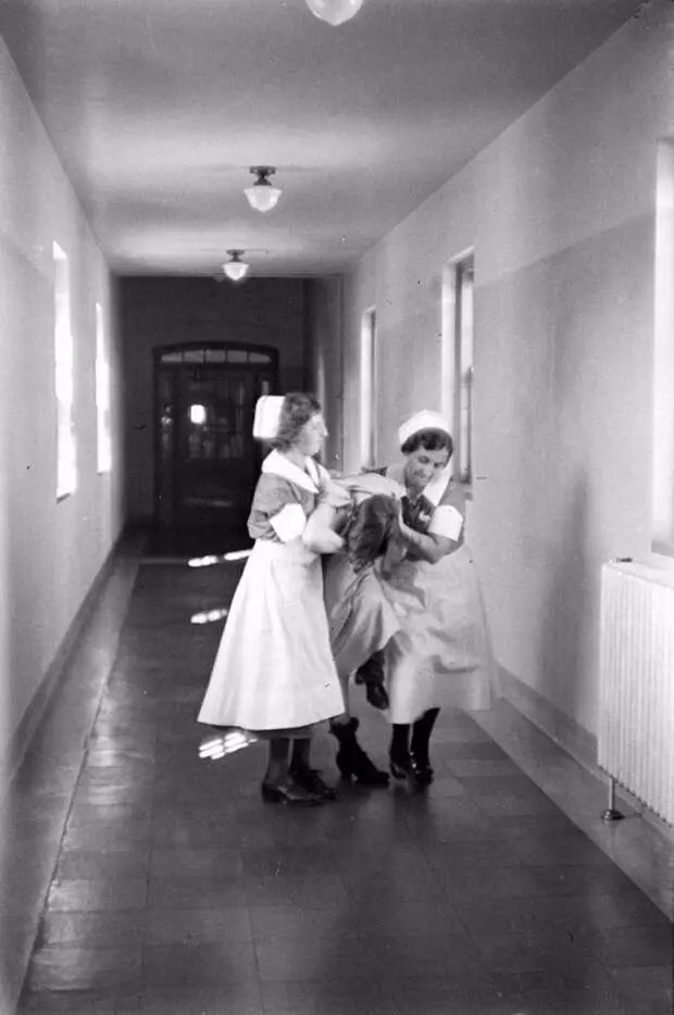 Alfred Eisenstadt ၏ ဓာတ်ပုံများတွင် စိတ်ကျန်းမာရေးဆေးရုံရှိ လူနာများ