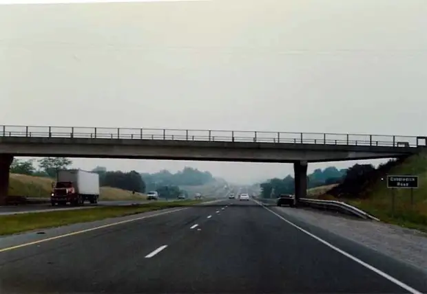 Mencari perlindungan di bawah jembatan selama tornado adalah ide yang sangat buruk. Merekalah yang paling sering jatuh. Darurat, keselamatan, kehidupan, menarik, kecelakaan, nasihat berguna, nasihat, penyelamatan