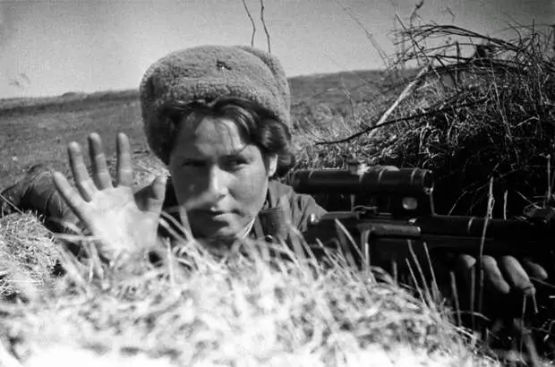 ผู้หญิงในสงคราม: ทำไมการเป็นเชลยจึงน่ากลัวสำหรับทหารหญิงของโซเวียตมากกว่าการเป็นศัตรู?