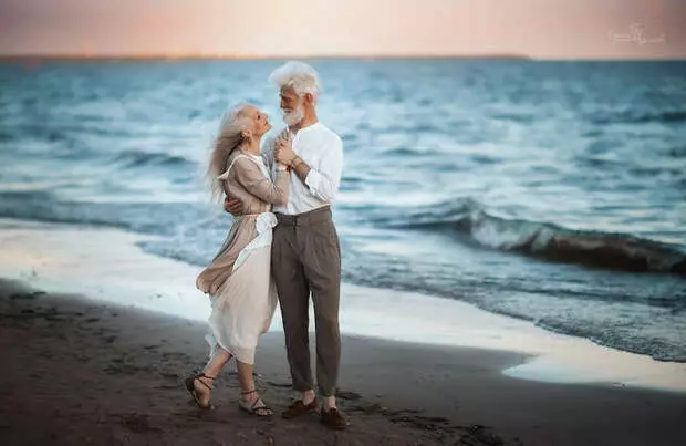 Tout laj yo soumèt nan renmen: yon sesyon foto amoure nan yon bèl koup granmoun aje