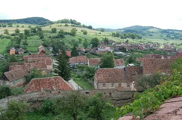 Средновековните куќи на Биертан се опкружени со зеленило. | Фото: beel-online.com.