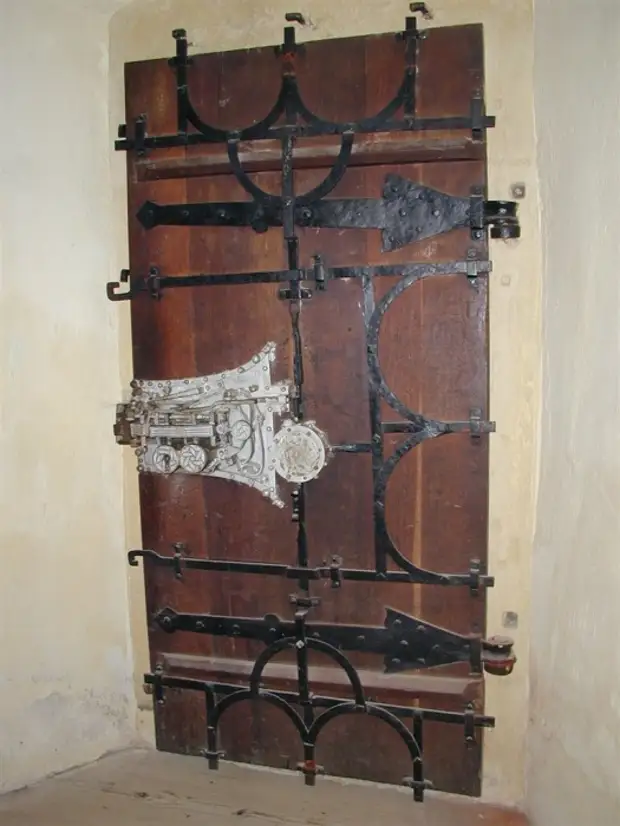 Тешка армирана врата со многу завртки и брави. | Фото: biertan.ro.