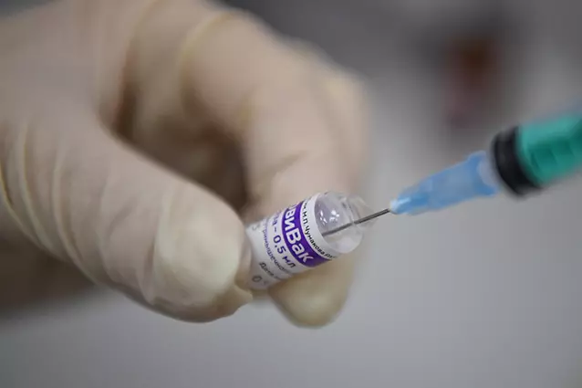 En breve será posible vacinarse con outra vacina rusa - KoviVak. Contámosche o que se sabe dela