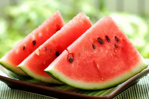Sut i ddewis watermelon naturiol: 4 ffordd brofedig