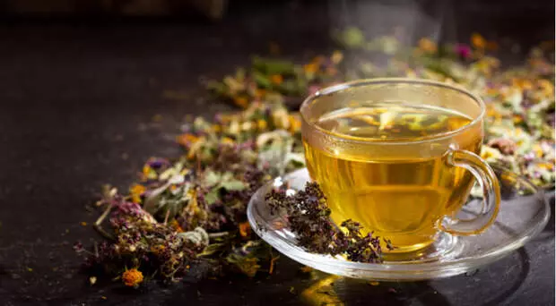 Jakie zioła pić zamiast herbaty w czerwcu. Pięć doskonałych kombinacji ziół i przypraw