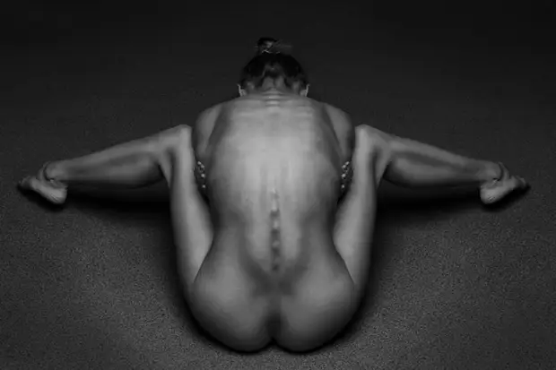 Black and white bodyscape photographs. Photo by: Anton Belovodchenko.