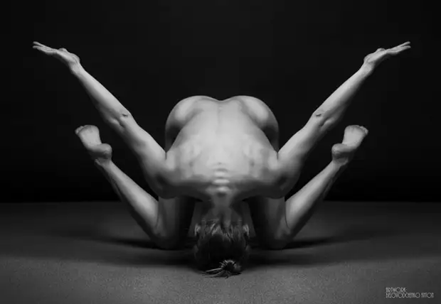 Photos of the female body by Anton Belovodchenko.