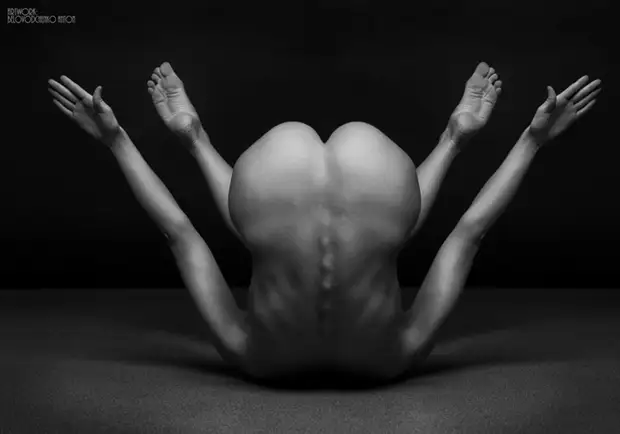 Black and white bodyscape photographs. Photo by: Anton Belovodchenko.