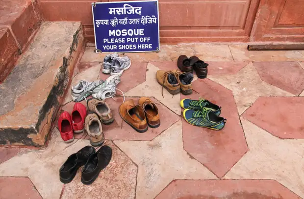 Dois-je enlever mes chaussures à la maison : traditions de différents pays