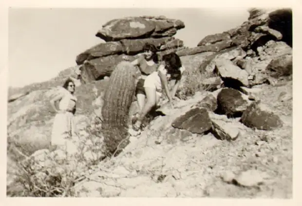 ಪಾದಯಾತ್ರಿಕರು ಇಳಿಜಾರಿನ ಮೇಲೆ ಏರುತ್ತಾರೆ.