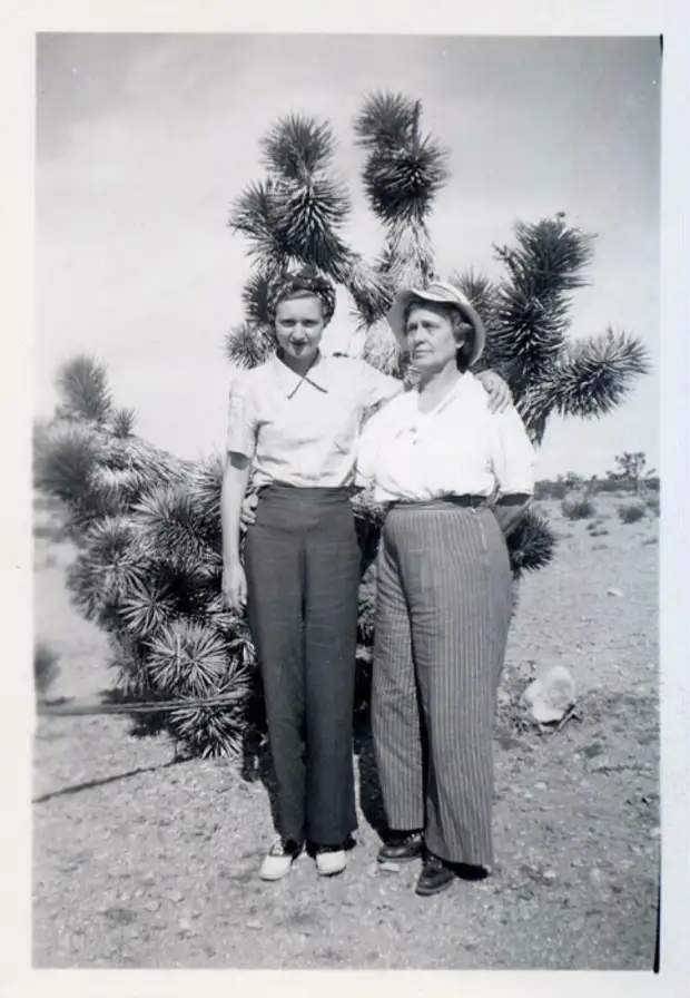 Mãe e filha estão posando ao lado do representante do cacto.