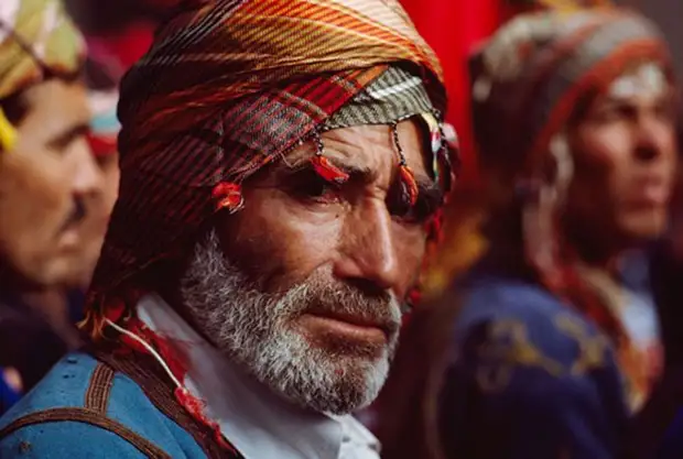 Un hombre de mirada penetrante