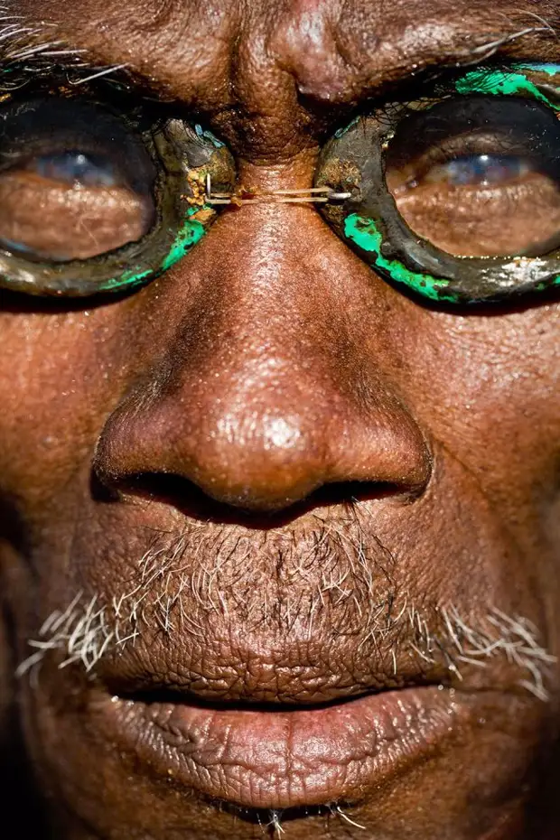 Hombre bronceado con gafas