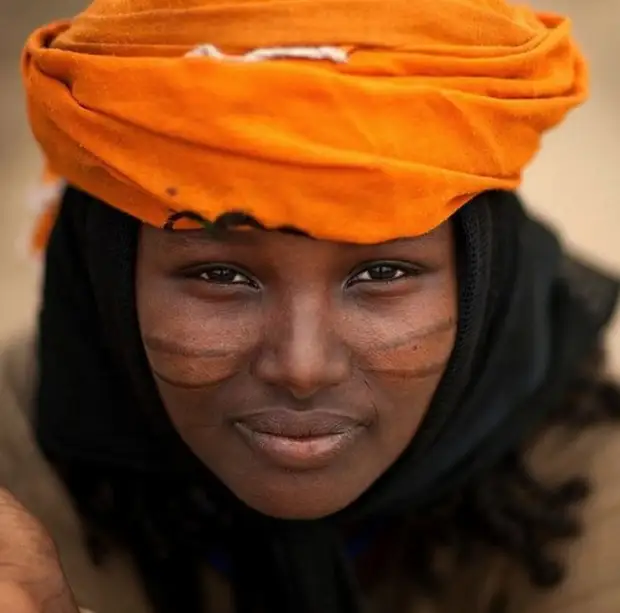 Mujer con un turbante naranja