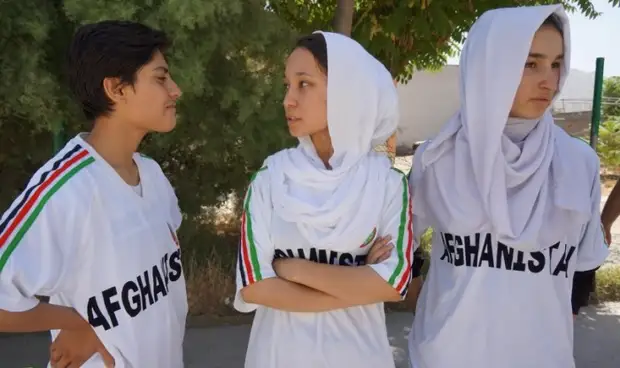 アフガニスタンの伝統「バチャポッシュ」：娘を息子にしよう