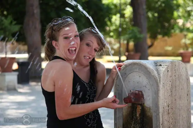 La vita delle famose gemelle siamesi Abby e Brittany Hensel