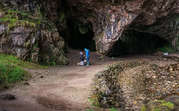 Terry tau thov rau Anna ze Smu Cave hauv Scotland.