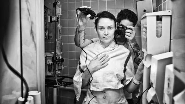 مردی از همسرش که هر روز با سرطان دست و پنجه نرم می کرد عکس گرفت