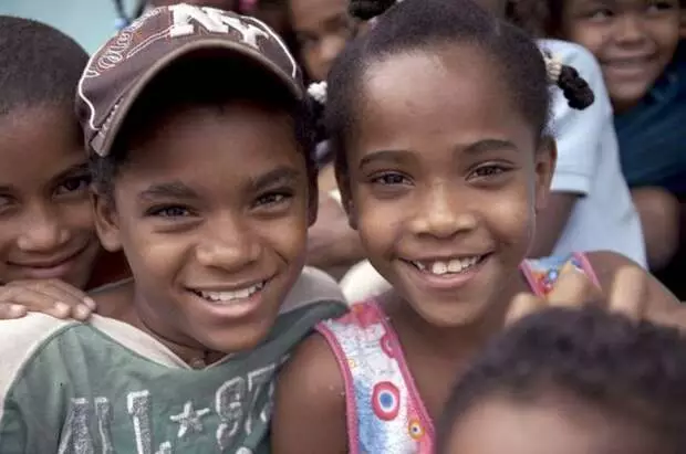 Jalma-jalma di Guevedches, atanapi Naha awéwé di Républik Dominika janten budak lalaki sacara alami dina yuswa 12 taun.